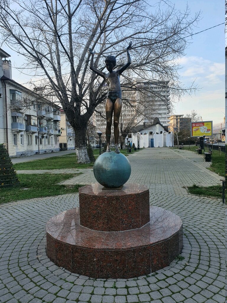 Park, sokak heykeli Девочка на шаре, Novorossiysk, foto