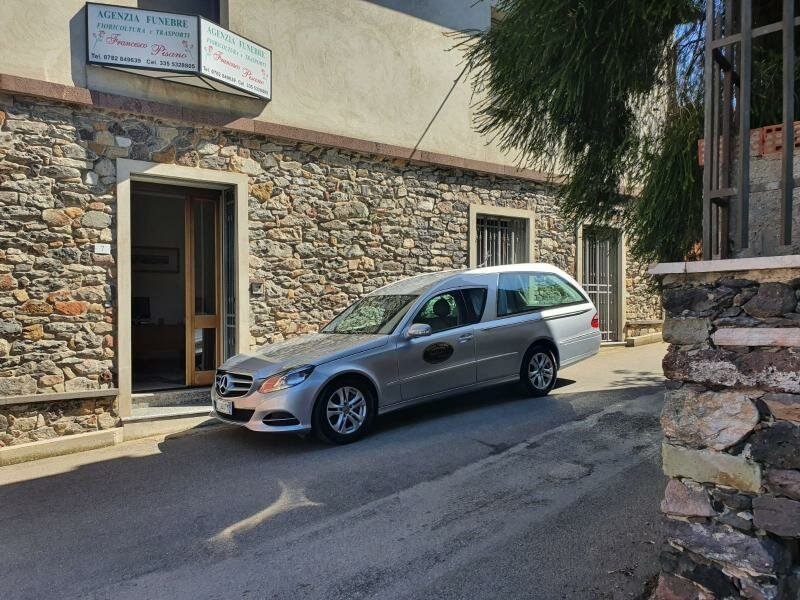 Cenaze hizmetleri Agenzia Funebre e Fioricoltura Francesco Pisano, Sardunya, foto