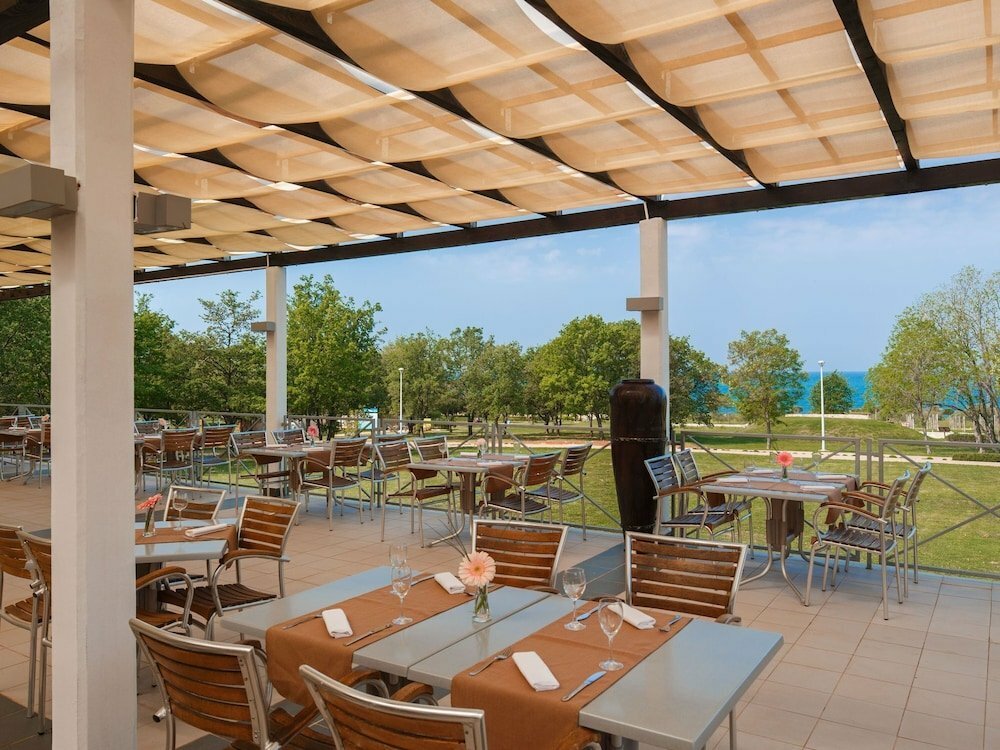 Otel Comfortable chalet with a porch and furniture, Dünya, foto