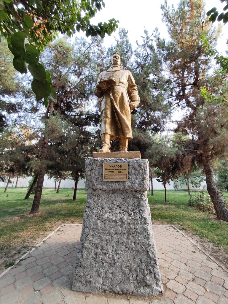 Anıt, heykel Valeri Çkalov Anıtı, Duşanbe, foto