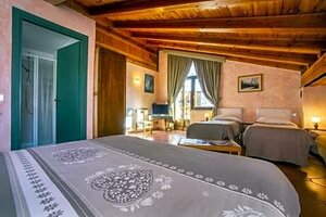 Hotel Chalet Joli (Aosta Valley, Courmayeur, Strada la Palud), otel  Aosta Vadisi'nden
