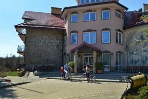 Bialowieski (Podlaskie Voivodeship, Powiat Hajnowski, Białowieża, ulica Generała Aleksandra Waszkiewicza), otel  Bialowieza'dan