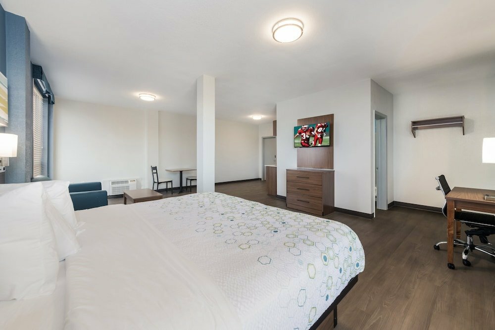 Otel HomeTowne Studios by Red Roof Newport News – Hampton West, Newport News, foto