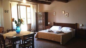 Casa Vacanze Podere Mezzastrada (Tuscany, province of Florence, Localita' Marcialla), otel  Toskana'dan