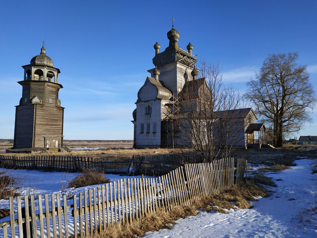 Şapel, haç anıtı Церковь Преображения Господня в Турчасово, Arhangelskaya oblastı, foto