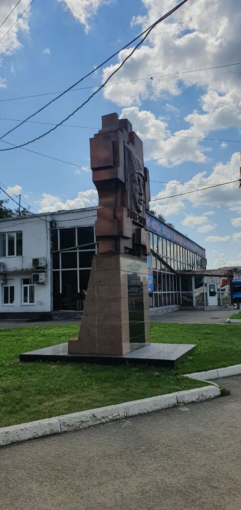 Anıt, heykel Работникам завода Кузбассэлектромотор, павшим в боях 1941-1945 года, Kemerovo, foto