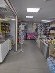 Продукты (Leningrad Region, Lomonosovskiy District, Gostilitskoye selskoye poseleniye, kottedzhny posyolok Petergofskiye Predmestya, Tsentralnaya ulitsa), market  Saint‑Petersburg ve Leningradskaya oblastından