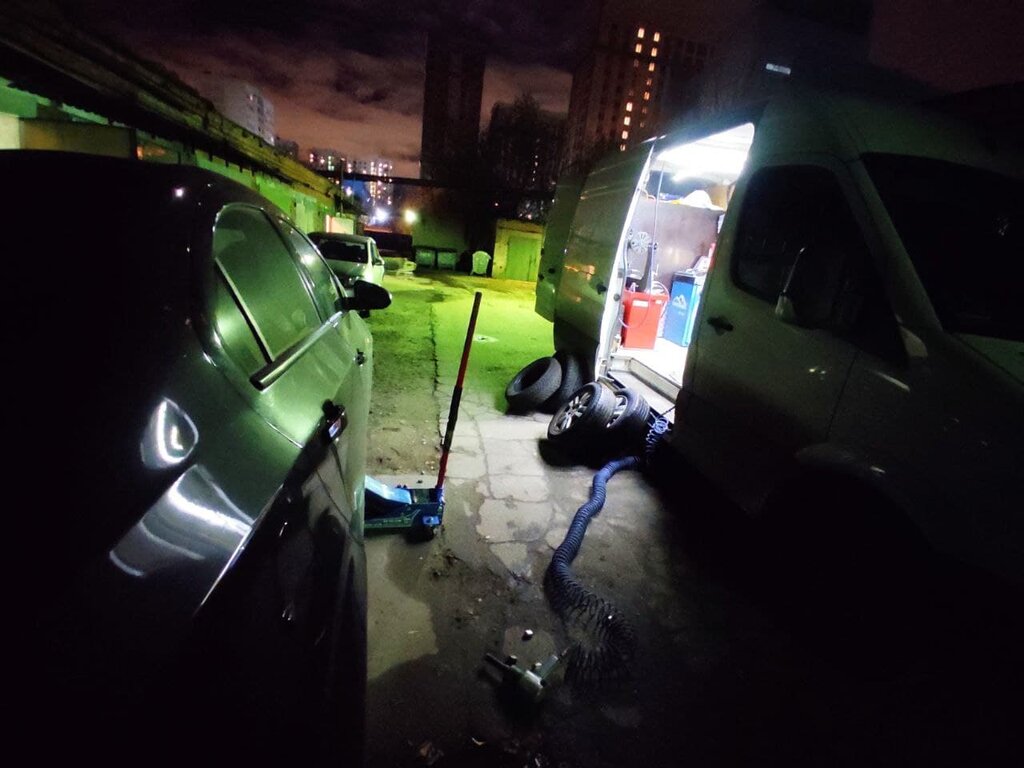 Oto lastik tamiri Tire Service Traffic Light, Şçerbinka, foto