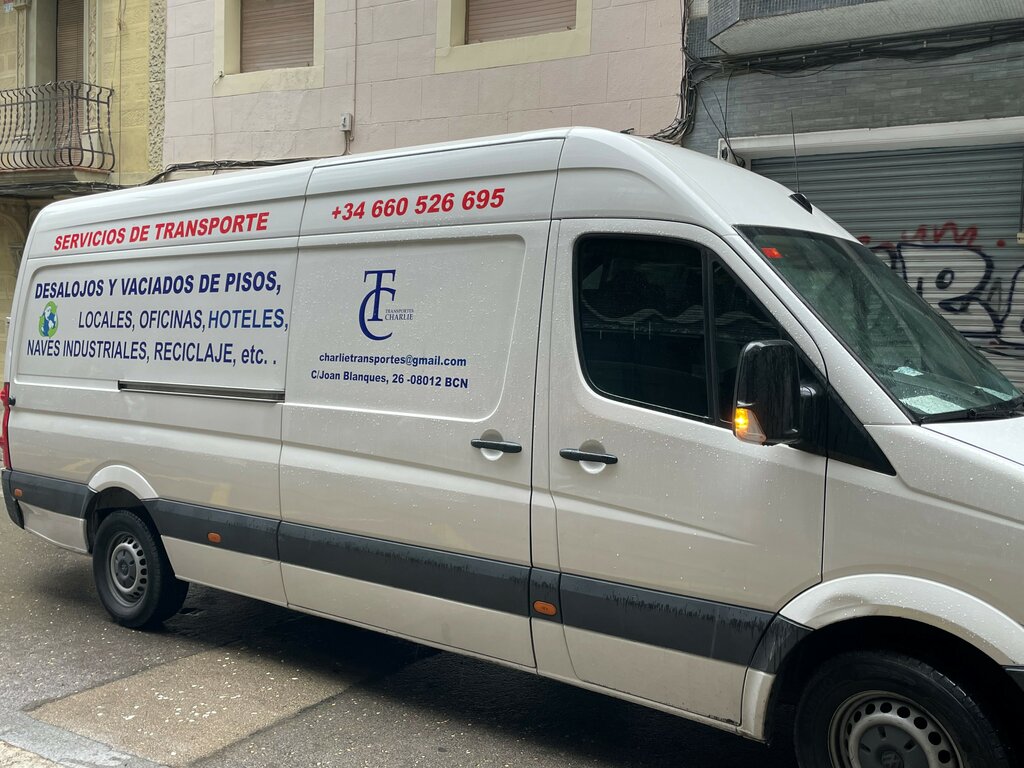 Toplu taşıma yönetimi ve bakımı Charlie Transportes - Desalojos y Vaciado de Pisos, Barselona, foto