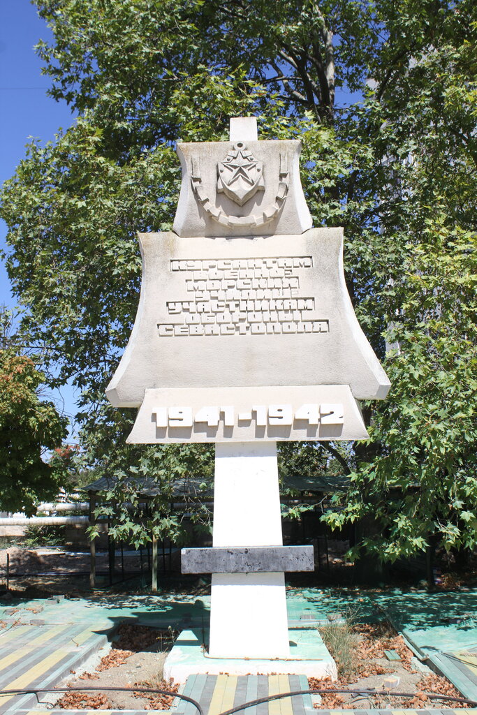 Anıt, heykel Выпускникам ЧВВМУ им. П.С. Нахимова, Sevastopol, foto