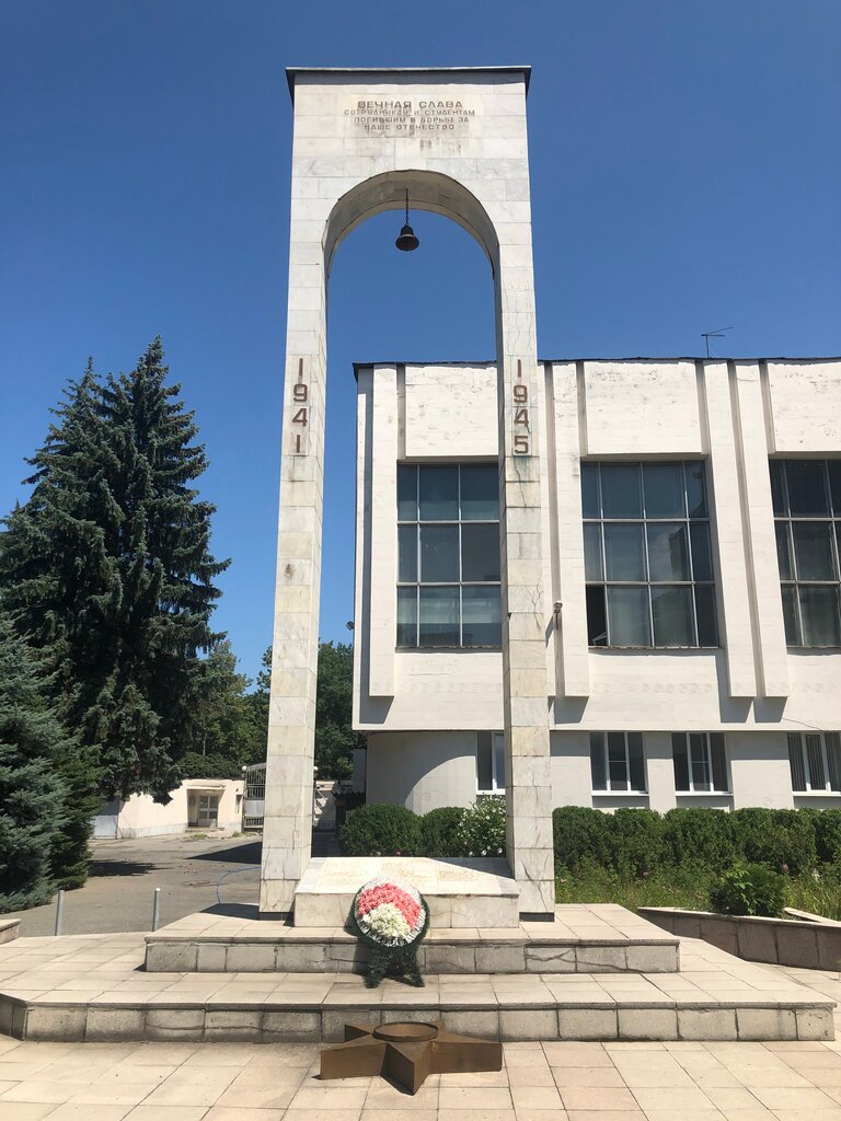 Anıt, heykel Сотрудникам и студентам погибшим во время ВОВ, Vladikavkaz, foto