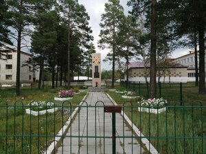 Воинам-землякам, погибшим в годы Великой Отечественной войны с.Новокижинга (Republic of Buryatia, Kizhinginskiy rayon, selo Novokizhinginsk), anıt, heykel  Buriatya'dan