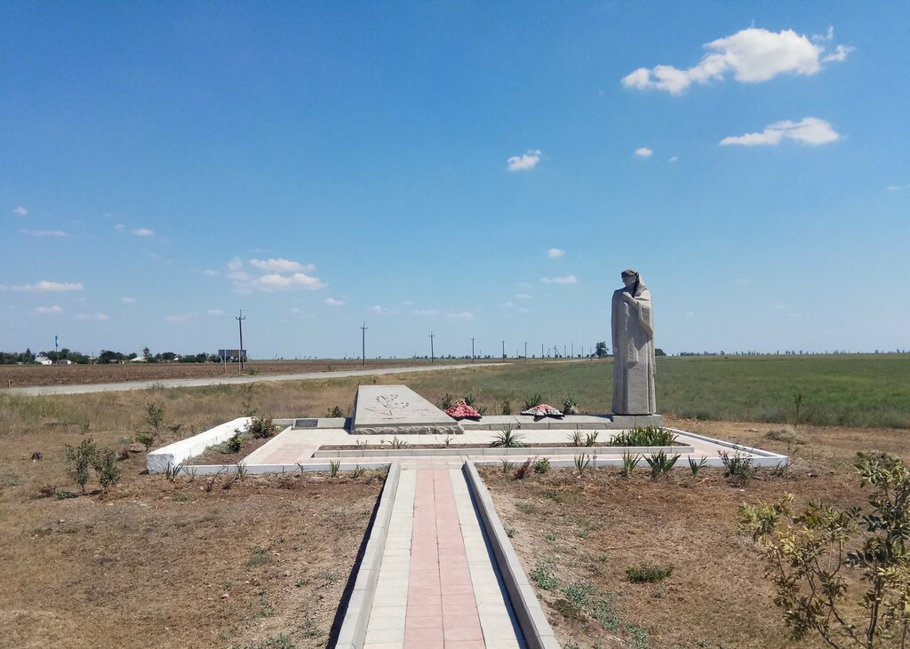 Anıt, heykel Братская могила советских воинов, Kırım Cumhuriyeti, foto