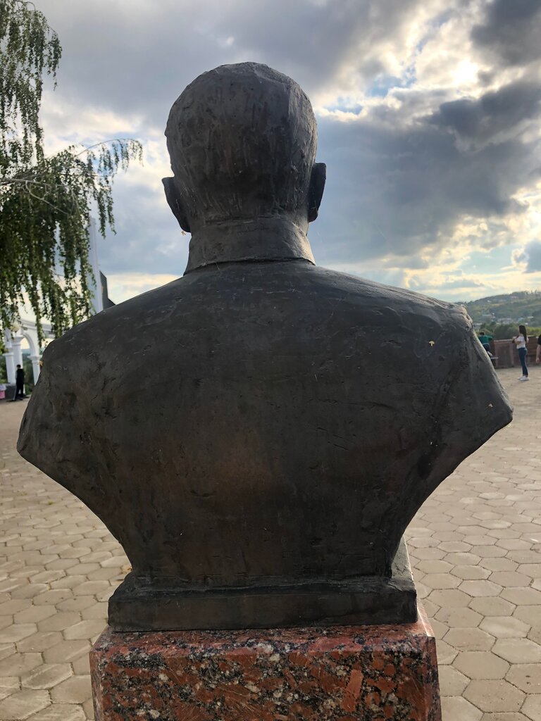 Anıt, heykel Бюст Кавалеру трех орденов Славы Гайнуллину Рифкату Хайрулловичу, Alabuğa, foto