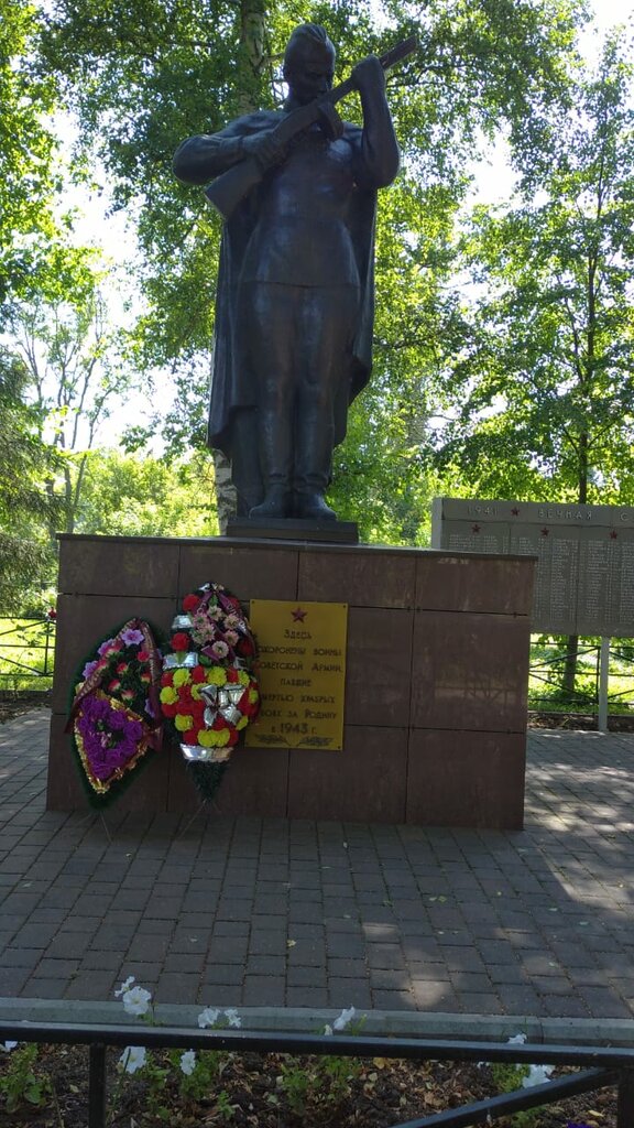 Anıt, heykel Братская могила советских воинов, погибших в боях с фашистскими захватчиками, Belgorodskaya oblastı, foto