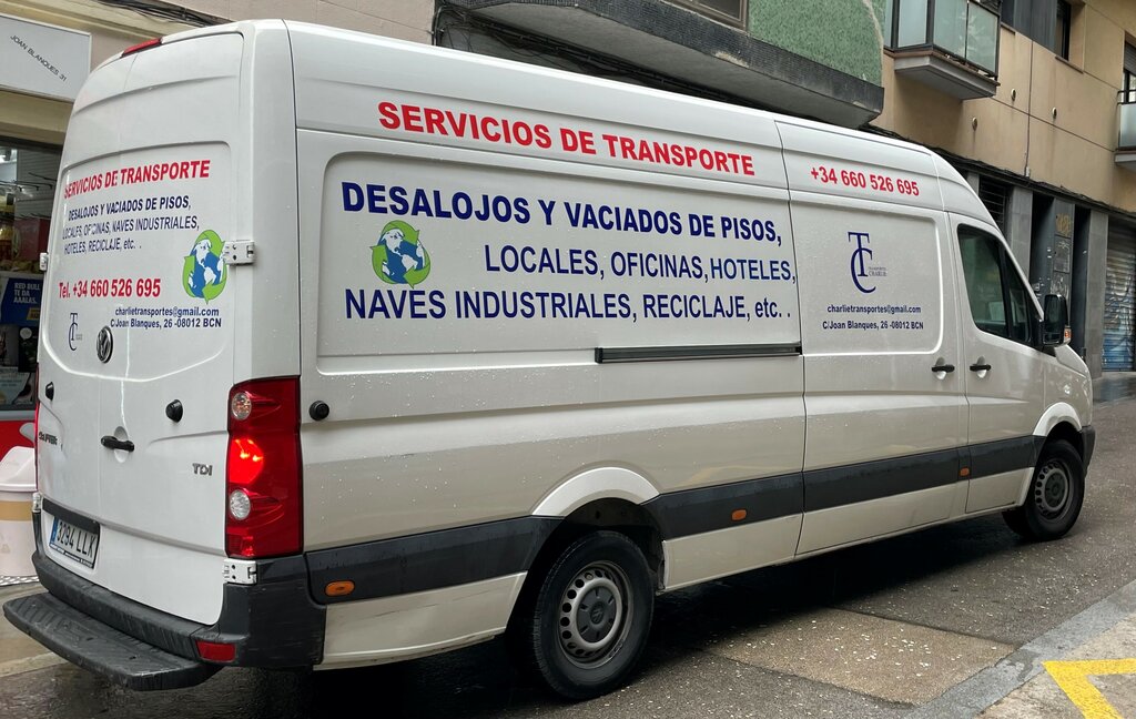 Toplu taşıma yönetimi ve bakımı Charlie Transportes - Desalojos y Vaciado de Pisos, Barselona, foto