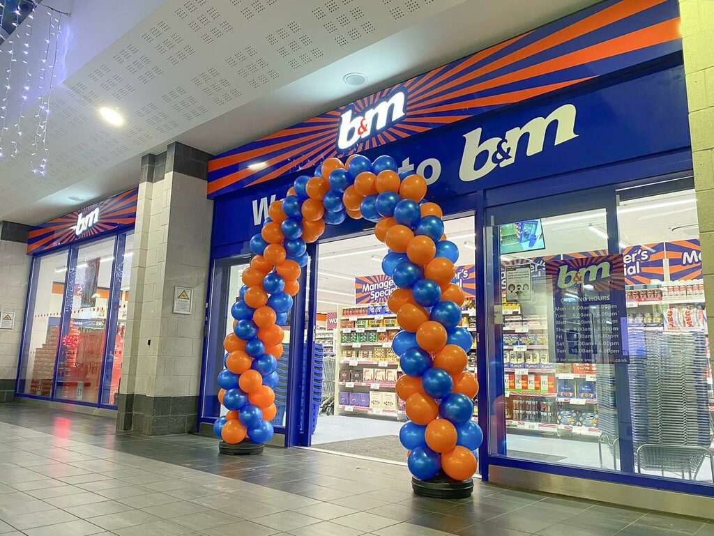 Tütün, sigara mağazaları B&m Store, İngiltere, foto