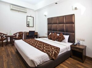 Oyo Premium Jasola Apollo (New Delhi), otel  Delhi'den