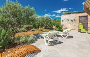 Amazing Home in Maslenica With 4 Bedrooms (Zadar County, Jasenice), otel  Zadar Bölgesi'nden