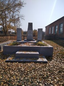 Воинам-землякам, павшим в Великой Отечественной войне (Orenburg Region, Sorochinskiy munitsipalny okrug, selo Pokrovka), anıt, heykel  Orenburgskaya oblastından