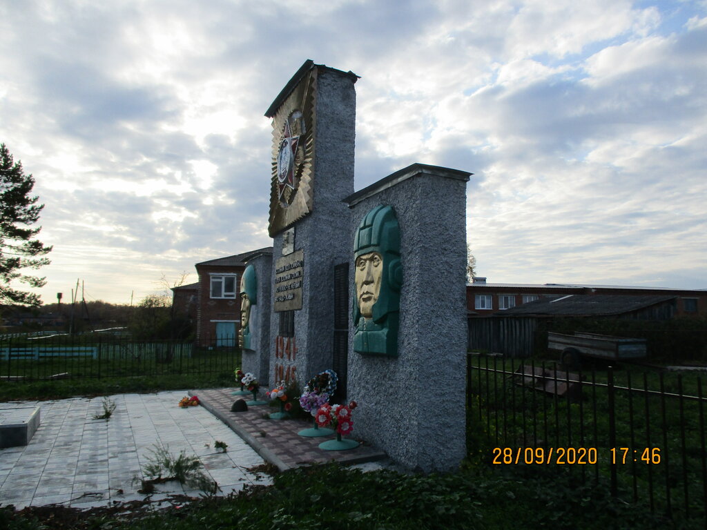 Anıt, heykel Землякам участникам ВОВ 1941-1945 гг., Tomskaya oblastı, foto