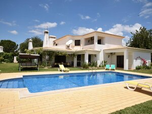 Luxurious Villa in Ferreiras with Private Swimming Pool (Faro, Albufeira, Texugueiras), otel  Faro'dan