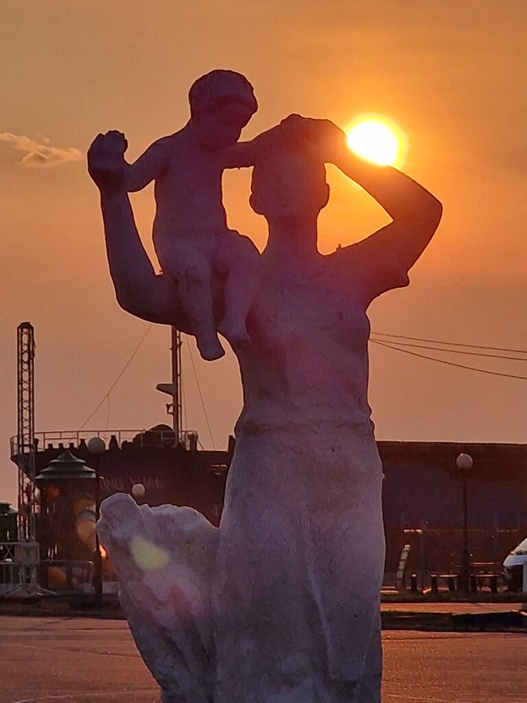 Park, sokak heykeli Женщина с ребёнком, Holmsk, foto