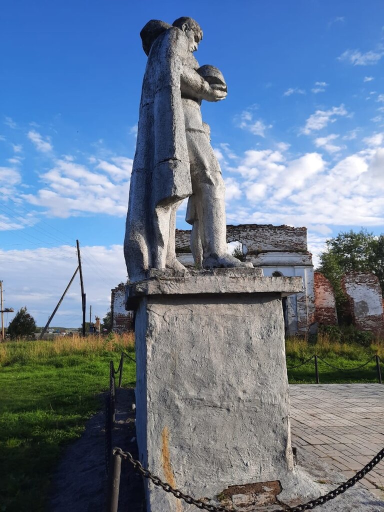 Anıt, heykel Солдат с девочкой, Arhangelskaya oblastı, foto