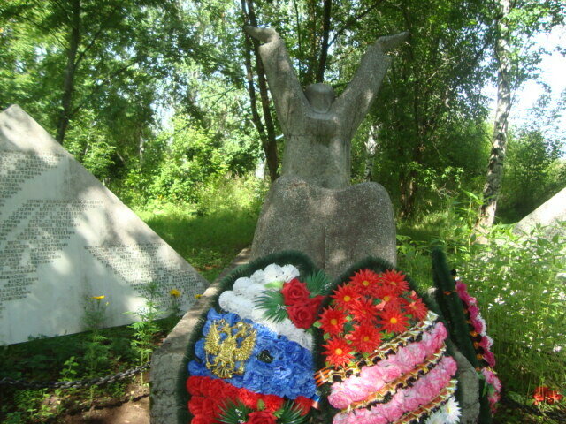 Anıt, heykel Скорбящая мать, Kirovskaya oblastı, foto