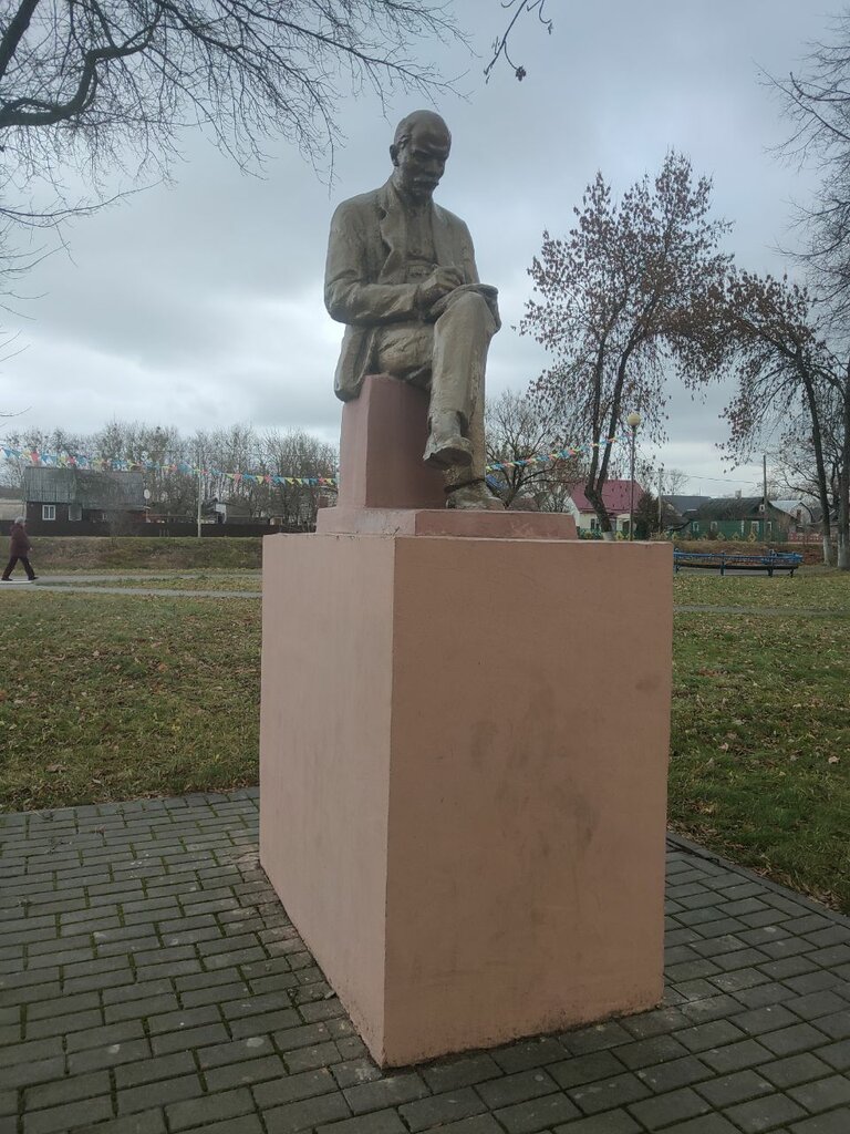 Anıt, heykel В.И. Ленин с книгой, Slonim, foto