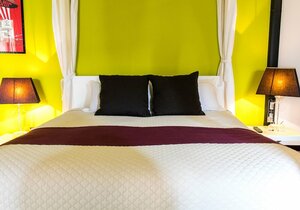 Snob Luxury Suite (Sardinia, Cagliari, Viale Trieste, 44), otel  Cagliari'den