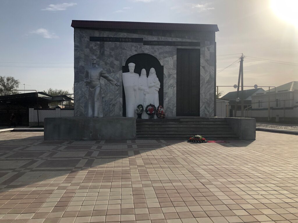 Anıt, heykel Воинам, павшим в Великой Отечественной войне, Karaçay‑Çerkez Cumhuriyeti, foto