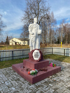 Братское воинское захоронение № 9 (Smolensk Region, Novoduginskiy munitsipalny okrug, selo Dneprovskoye, Bolshaya Sovetskaya ulitsa), anıt, heykel  Smolenskaya oblastından