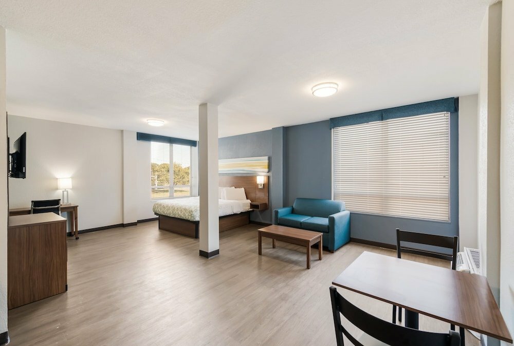 Otel HomeTowne Studios by Red Roof Newport News – Hampton West, Newport News, foto