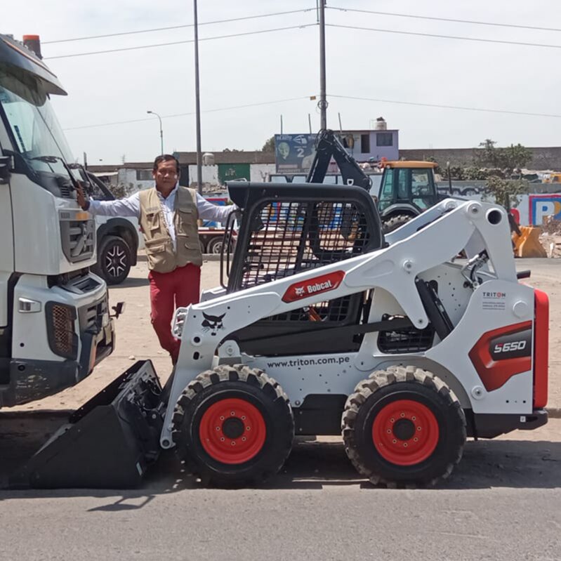 Bina yıkım hizmetleri Transportes El Shadai S. A. C., Lima, foto