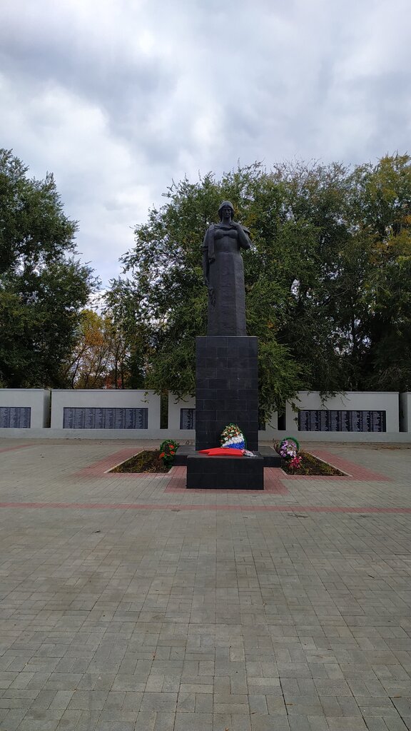 Anıt, heykel Скорбящая женщина, Borisoglebsk, foto