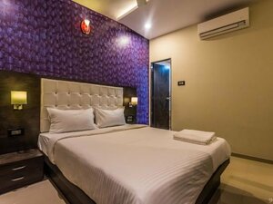 Hotel Atlas Grand (State of Maharashtra, Mumbai Suburban District, Blue Line 1, Asalpha metro station), otel  Mumbai'den