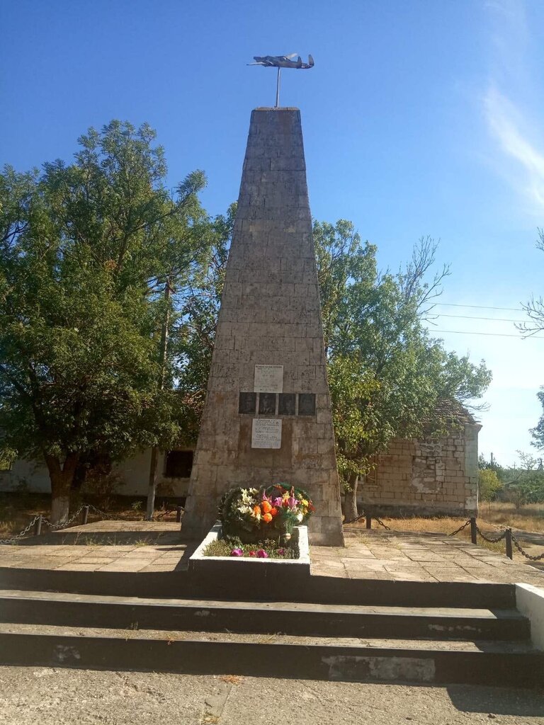 Anıt, heykel Братская могила советских воинов, Kırım Cumhuriyeti, foto