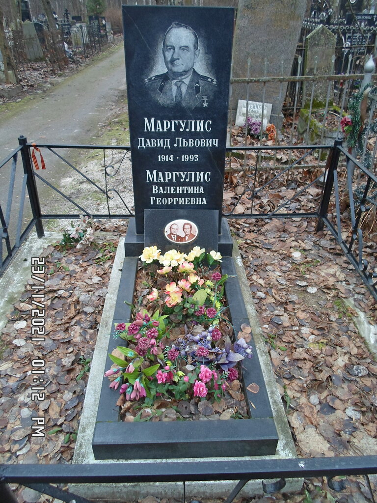 Ünlü kişilerin mezarları Герой Советского Союза Давид Львович Маргулис, Saint‑Petersburg, foto