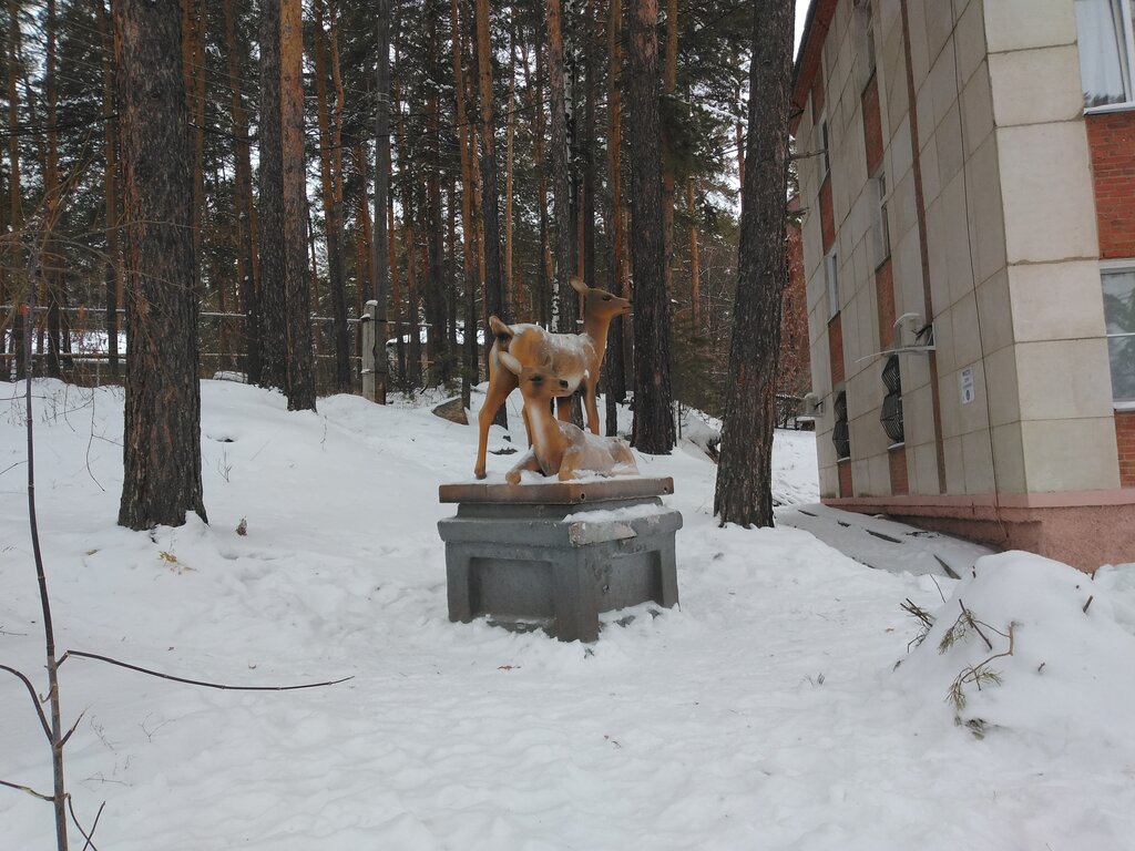 Park, sokak heykeli Оленята, Çebarkul, foto