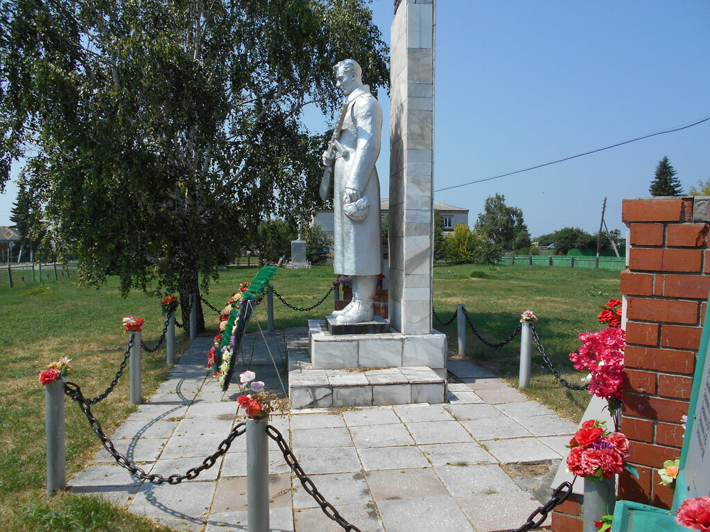Anıt, heykel Солдат, Tümen (Tiumenskaya) oblastı, foto