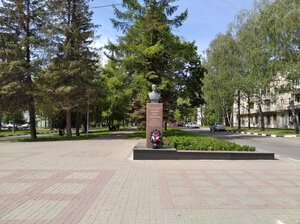Бюст Героя Советского Союза Л.Г. Осипенко (Kaluga Region, Obninsk, 21-y mikrorayon), anıt, heykel  Obninsk'ten