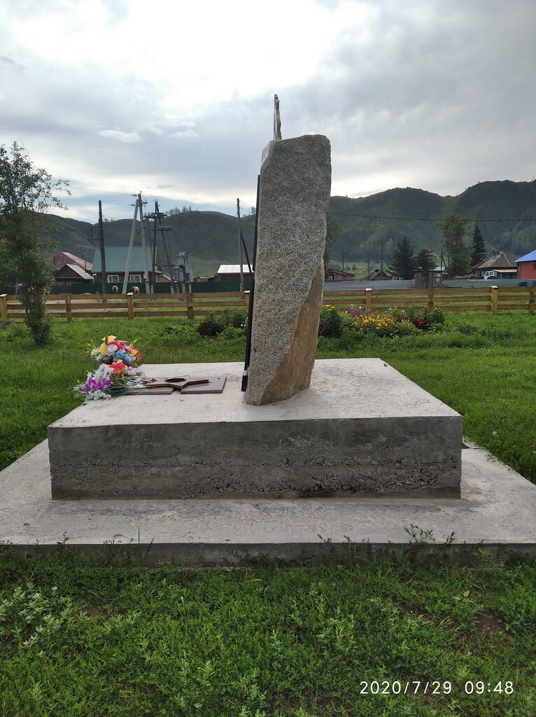Anıt, heykel Стела Славы, павшим в ВОВ, Altay Cumhuriyeti, foto