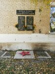 Выпускникам школы, погибшим в Великой Отечественной войне (No:11, kvartal Cheryomushki, posyolok Bredy), anıt levhası, anıt taş  Çeliabinskaya oblastından
