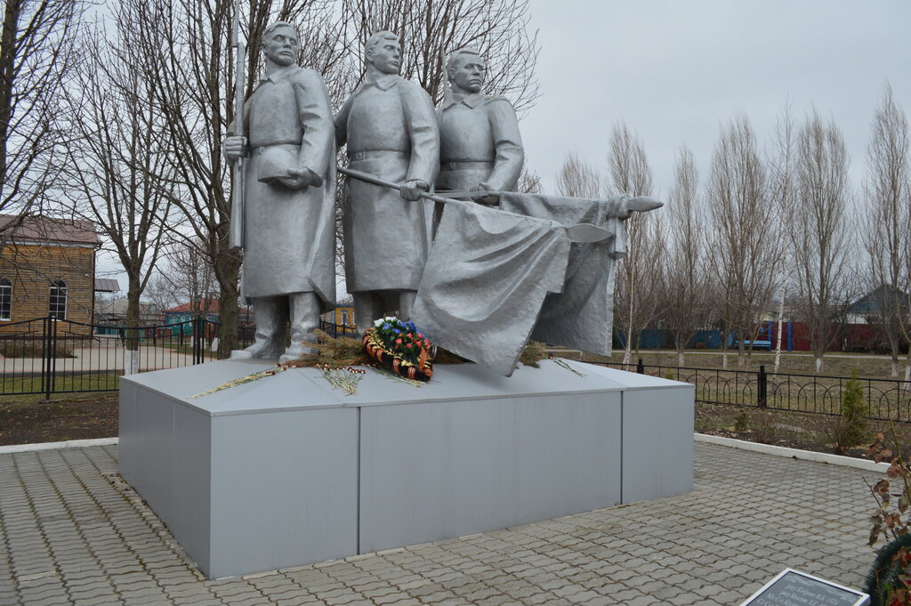 Anıt, heykel Братская могила советских воинов, погибших в боях в 1943 году, Belgorodskaya oblastı, foto