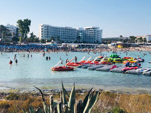 Nissi Beach (Ayia Napa, Gazimağusa Bölgesi), plaj  Aya Napa'dan