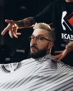Undercut (ulitsa Lva Kassilya No:45), berberler  Engels'ten