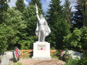 Павшим воинам Великой Отечественной войны 1941-1945 гг. (Kirov Region, Yuryanskiy rayon, Ivanovskoye selskoye poseleniye, derevnya Ivanovshchina, Ivanovskaya ulitsa), anıt, heykel  Kirovskaya oblastından