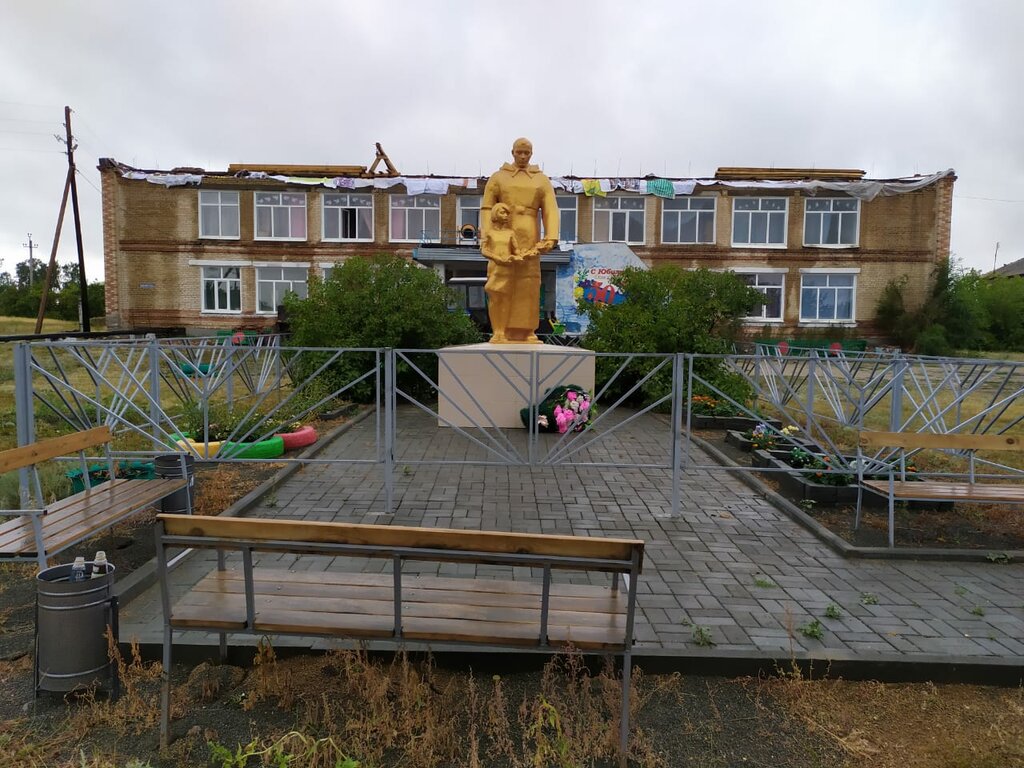 Anıt, heykel Воин-победитель, Çeliabinskaya oblastı, foto