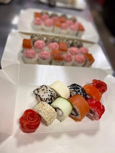 Суши мастер (Pobedy Avenue No:59), suşi restoranı  Sakhalinsk'ten